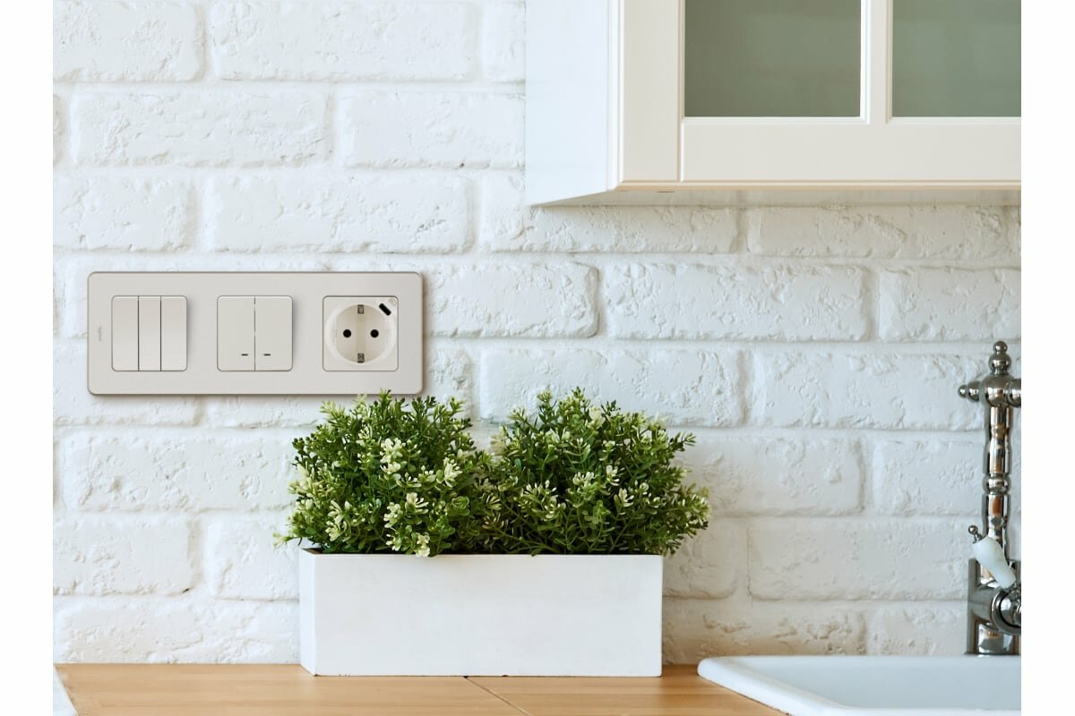 Рамка Legrand Inspiria трехместная универсальная слоновая кость