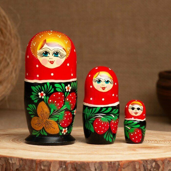 Матрёшка дерево Земляничка, красный платок, 3 кукольная, 10-12 см