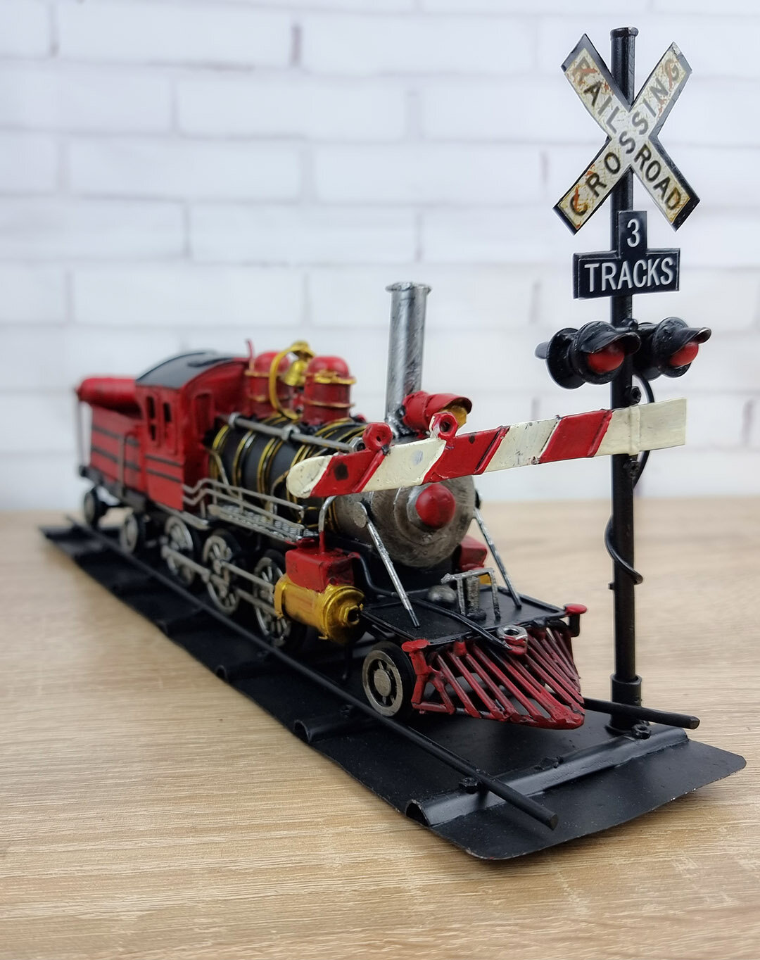 Фигурка Ретро Паровоз на переезде 32х8х12см, Металл, модель декор