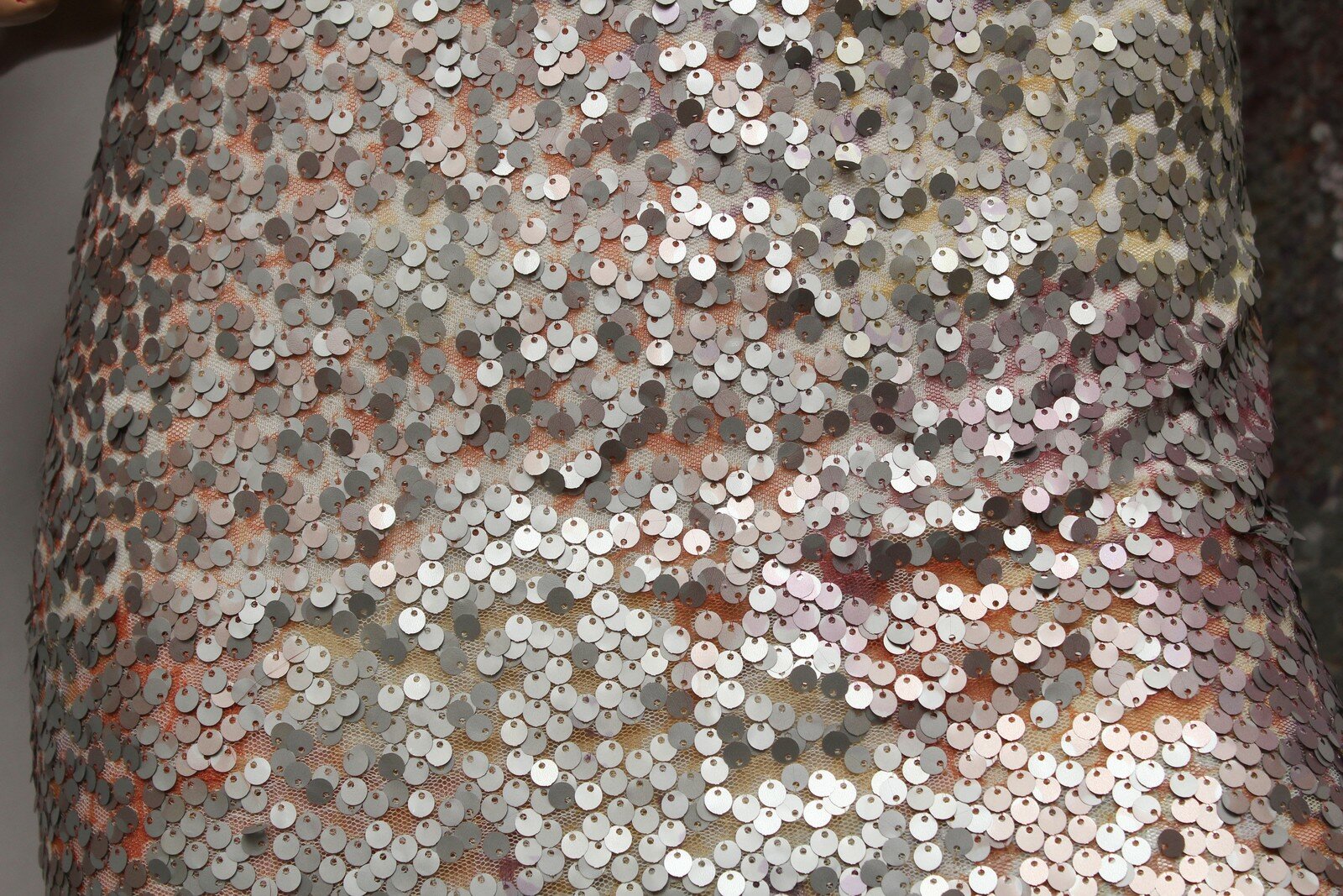 Ткань Пайетки на сетке серебристые с рыжим, ш114см, 0,5 м