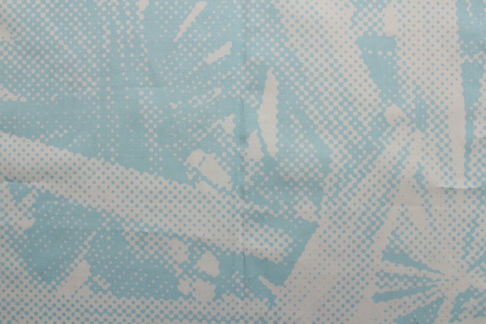 Ткань Хлопок-стрейч белый с голубым «цифровым» узором, ш142см, 0,5 м