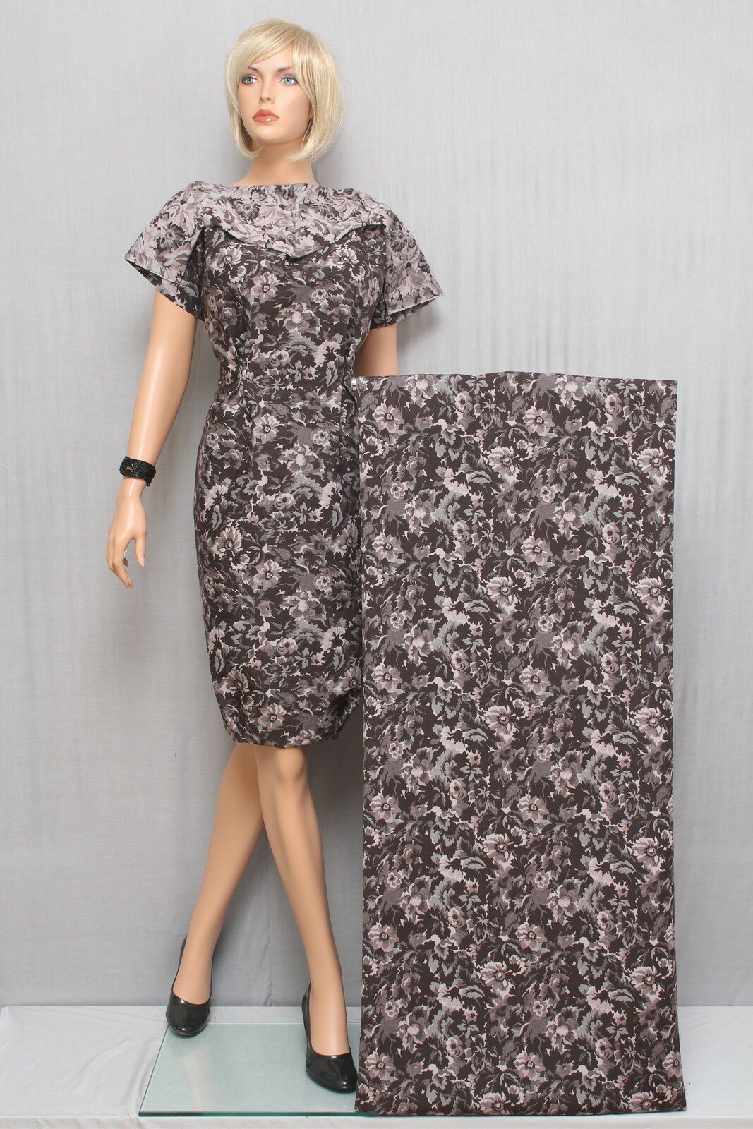 Ткань Жаккард-стрейч розовато-бежевые и серые цветы на коричневом фоне, ш122см, 0,5 м