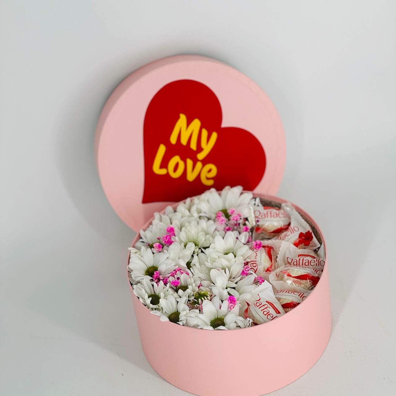 Ромашки и раффаэлло / Букет в коробке для любимой девушки