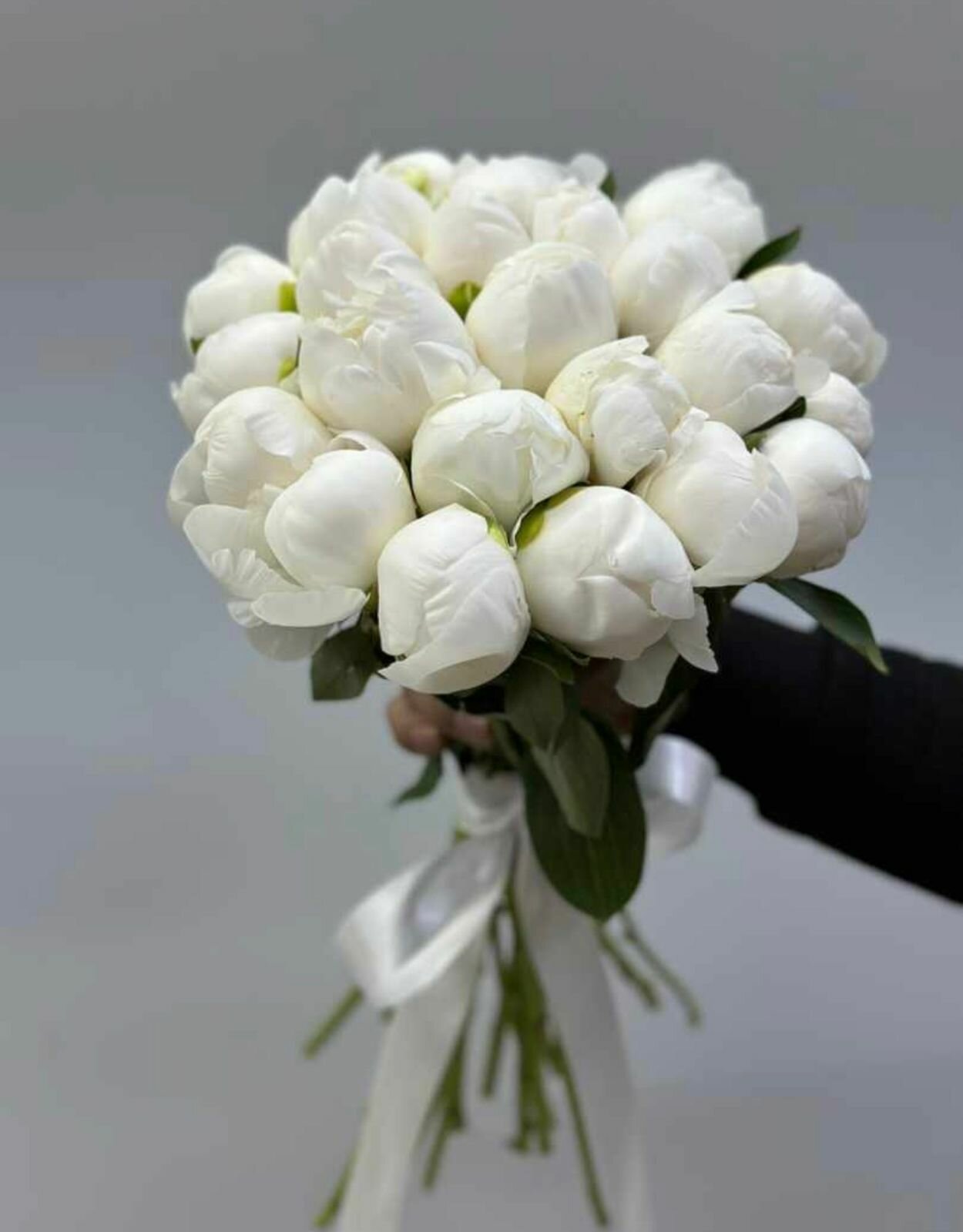 Букет из 21 белого пиона