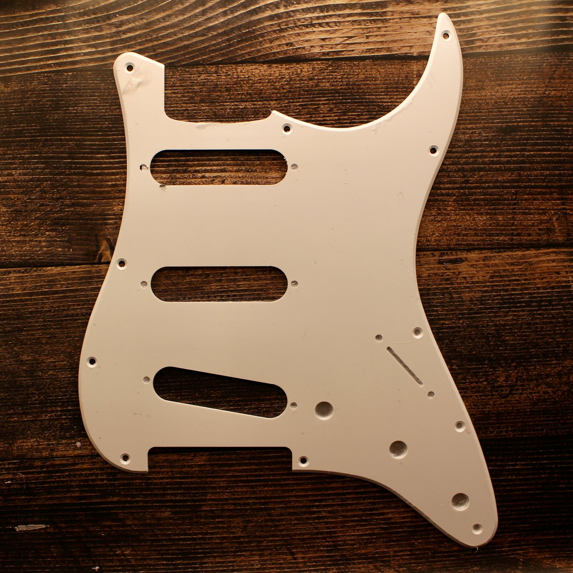 Панель/пикгард для электрогитары. Pickguard Stratocaster SSS белая.