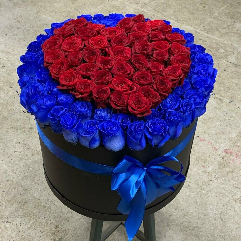 101 красная и синяя роза в шляпной коробке / 101 роза с красным сердцем