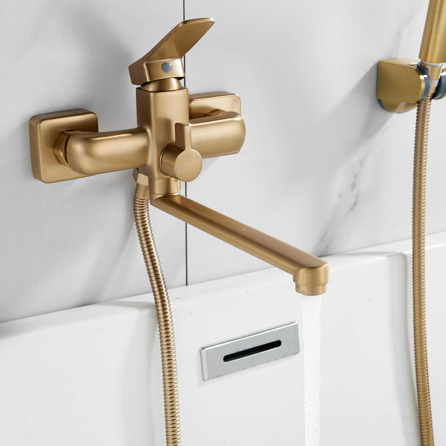 Смеситель для ванной с изливом 25см, золотой