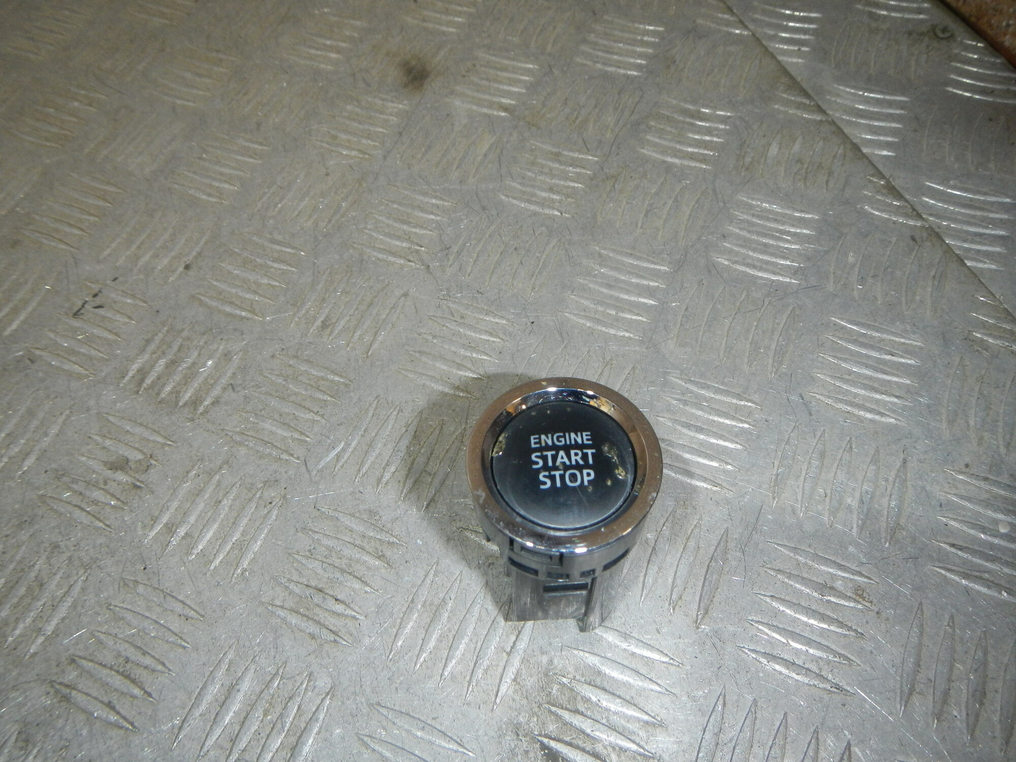 Б/У Кнопка, Toyota (Тойота)-RAV4 (13-) TOYOTA RAV4 (13-) Кнопка запуска двигателя. Следы расплавленного пластика, 555648 ...