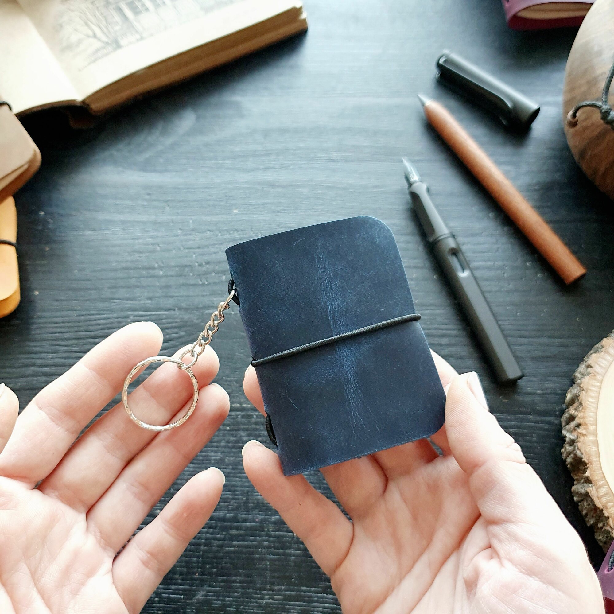 Кожаный блокнот А8 (6х7,5см) на цепочке с кольцом