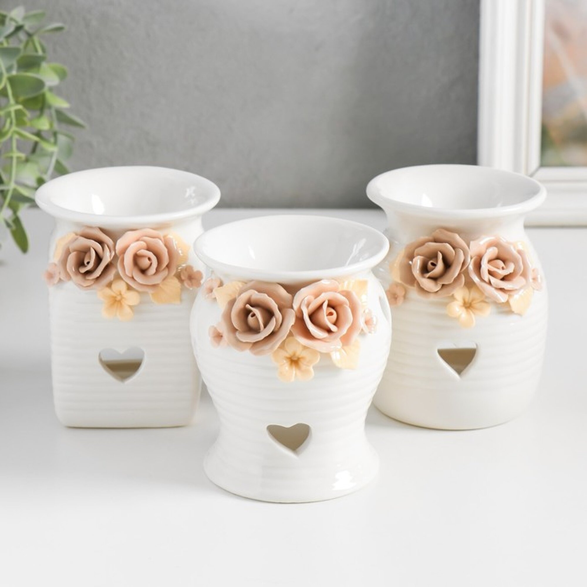 Аромалампа для эфирных масел «Розочки и незабудки с сердечком», керамика, 7.5×7.5×9.5 см, микс