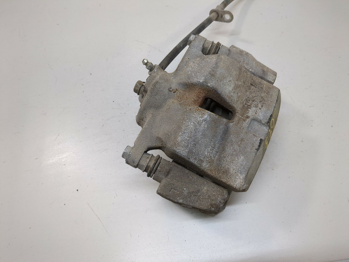 Суппорт левый передний Toyota Venza Б/У