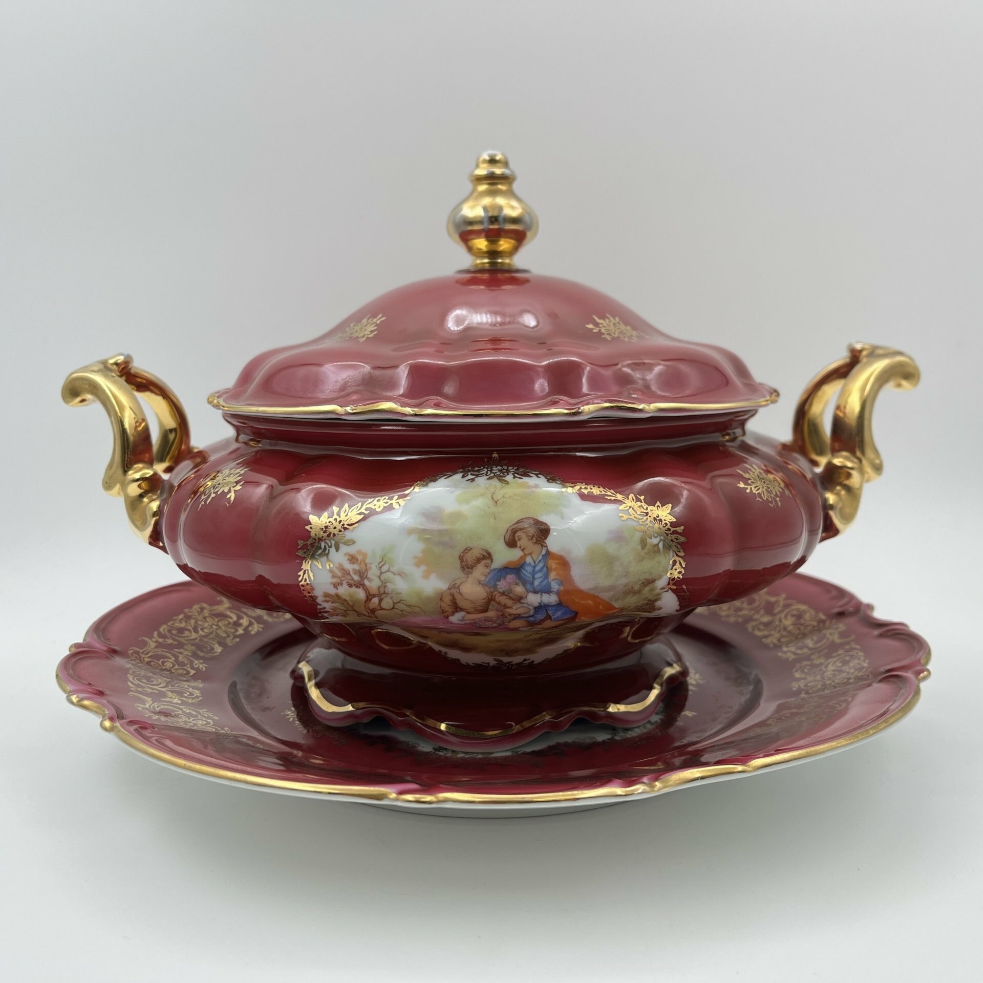 Супница на большом блюде - подносе, украшенная изображением галантных сцен