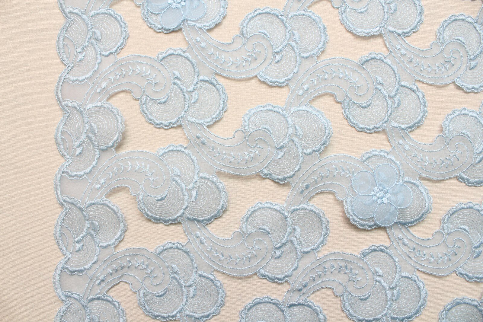 Ткань Вышивка (perfori) хлопком на органзе светло-голубая с фестонами по кромкам, ш106см, 0,5 м