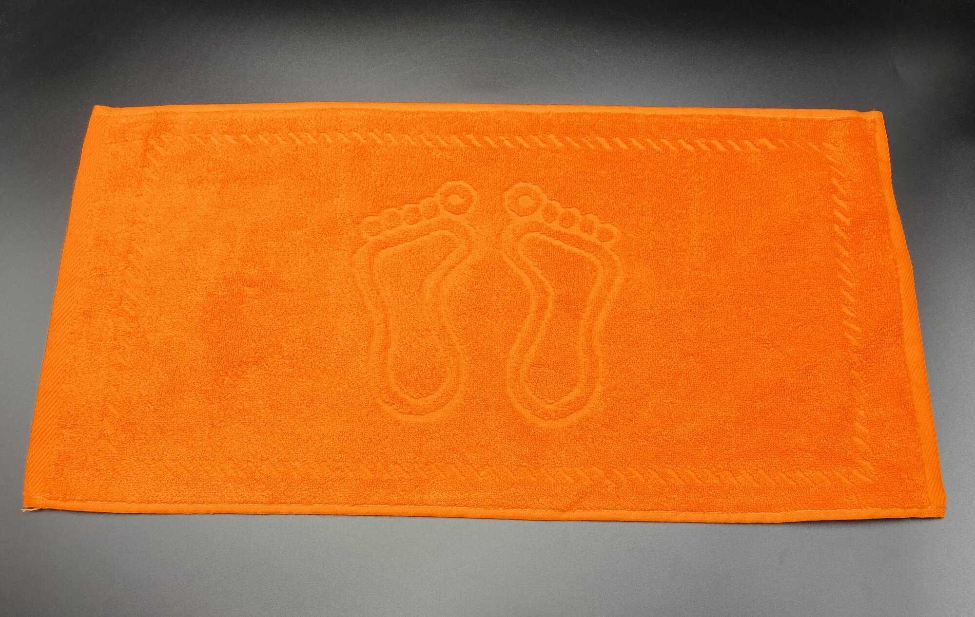 Махровое полотенце для ног, коврик для ног в ванную "Ножки" 30х60 см Настурция