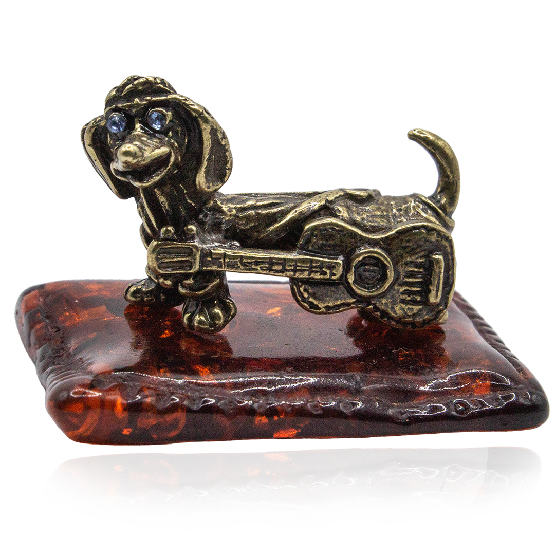 Статуэтка с янтарем "Такса с гитарой"