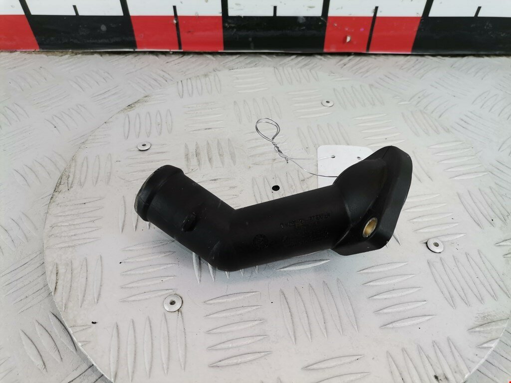 Фланец (штуцер системы охлаждения тройник) Volkswagen Golf 4 06A121121C арт. 1509215