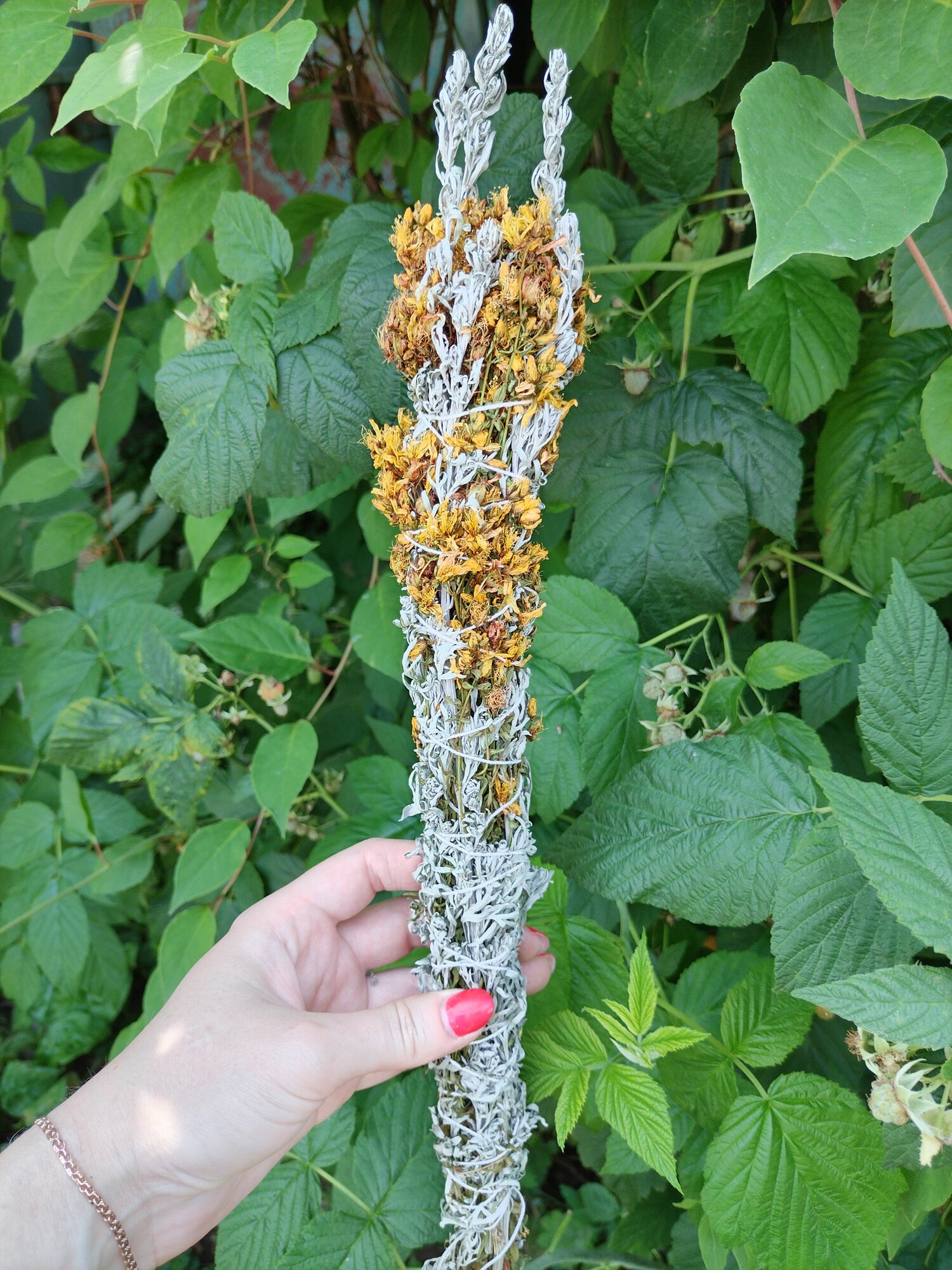 Полынь горькая с добавлением зверобоя. Скрутка для окуривания помещений, банной запарки, декора.