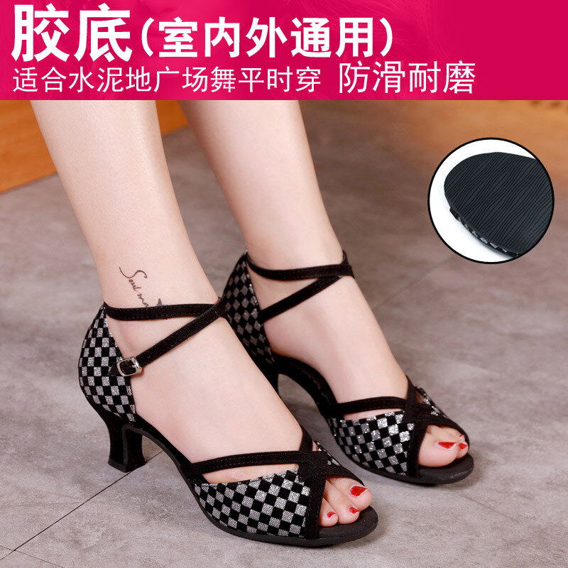 Спортивные туфли