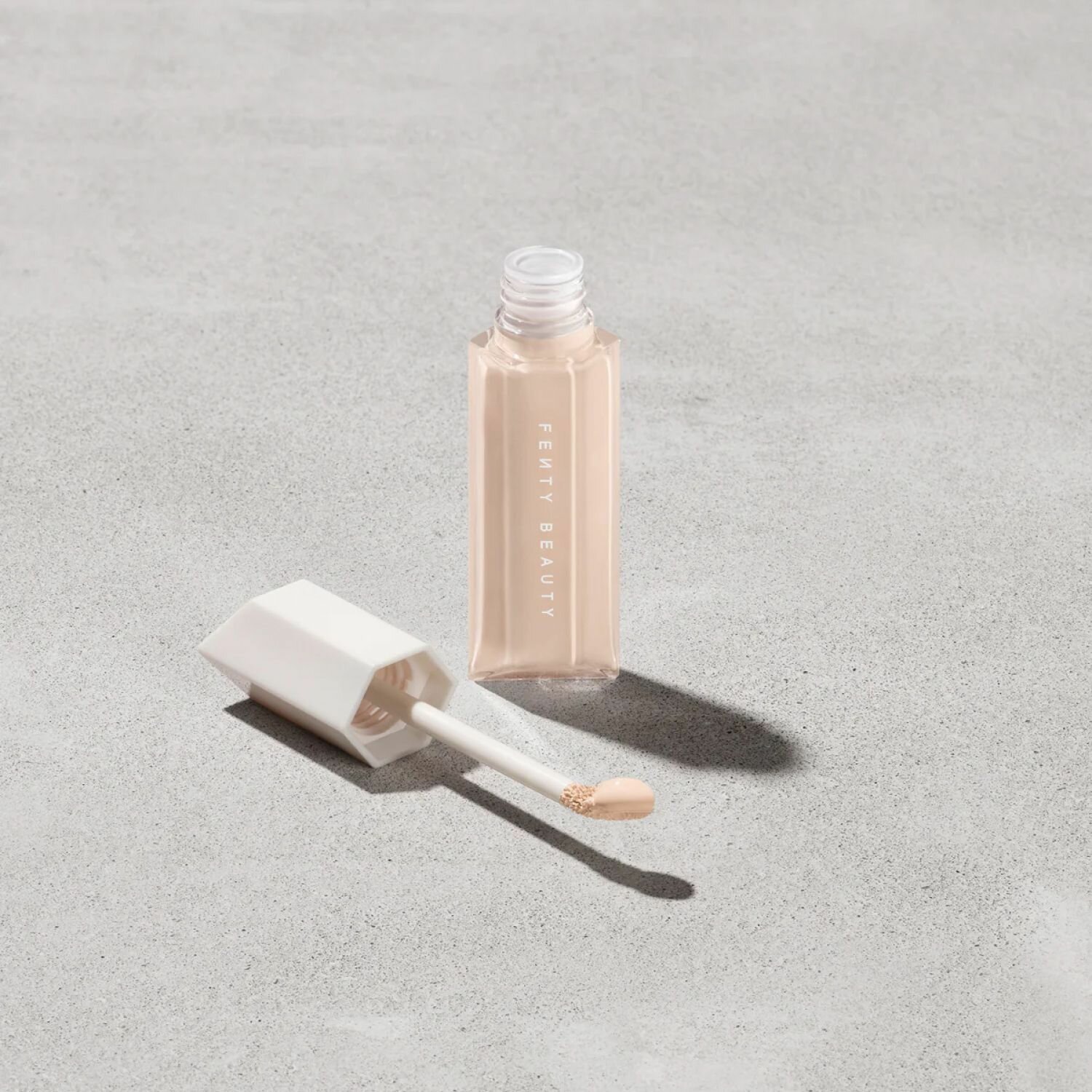 Консилер Fenty Beauty We're Even Hydrating Longwear Concealer - Тон 140 N