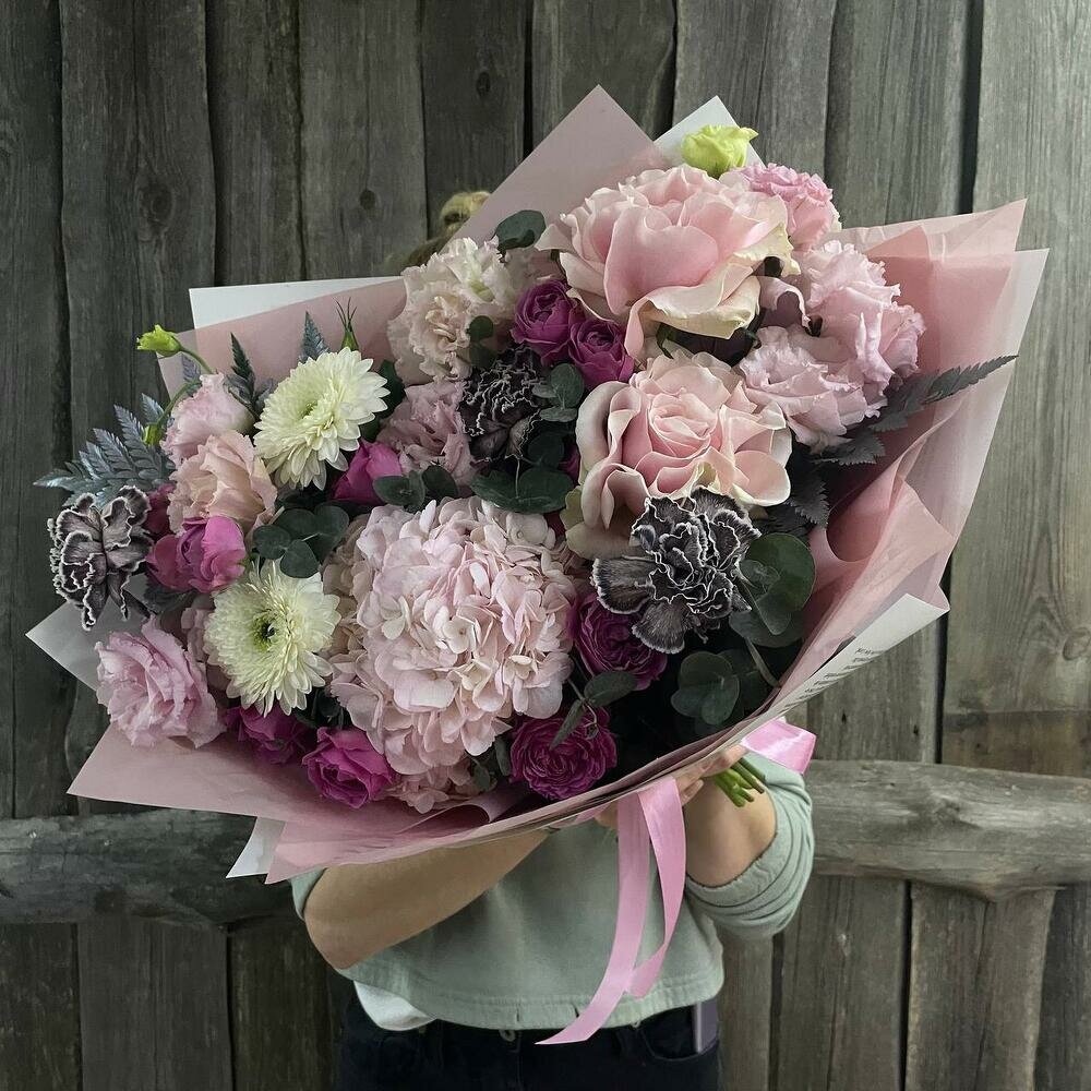 Раскидистый букет с гортензией в розовых тонах от Flori Mondi FM122