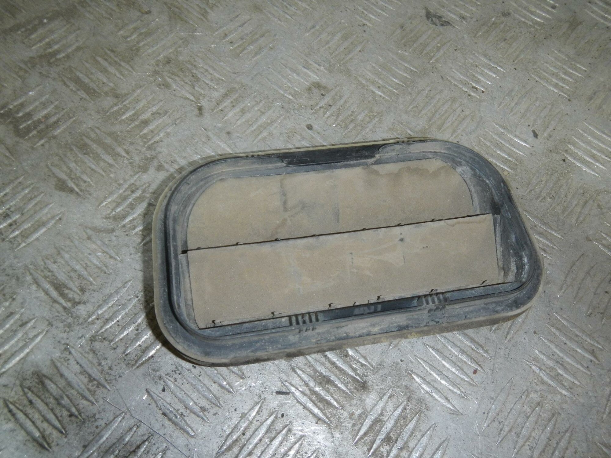 Б/У Решетка вентиляционная, Ford (Форд)-FOCUS 2 (08-11) FORD FOCUS 2 (08-11) сломано 1 крепление. 499342 FORD арт. YF1A5...