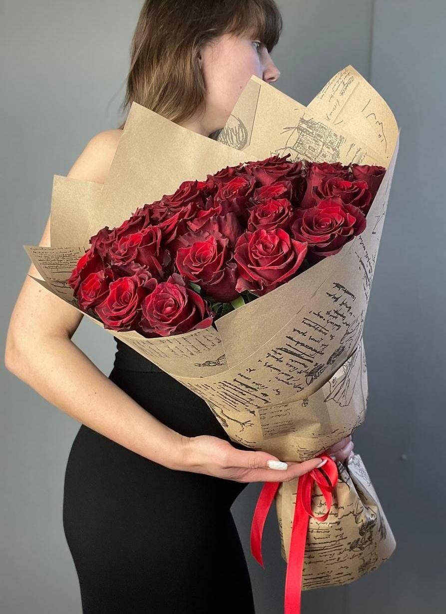 Букет из 25 бордовых роз Эксплорер в упаковке из крафт-бумаги / подарок любимой