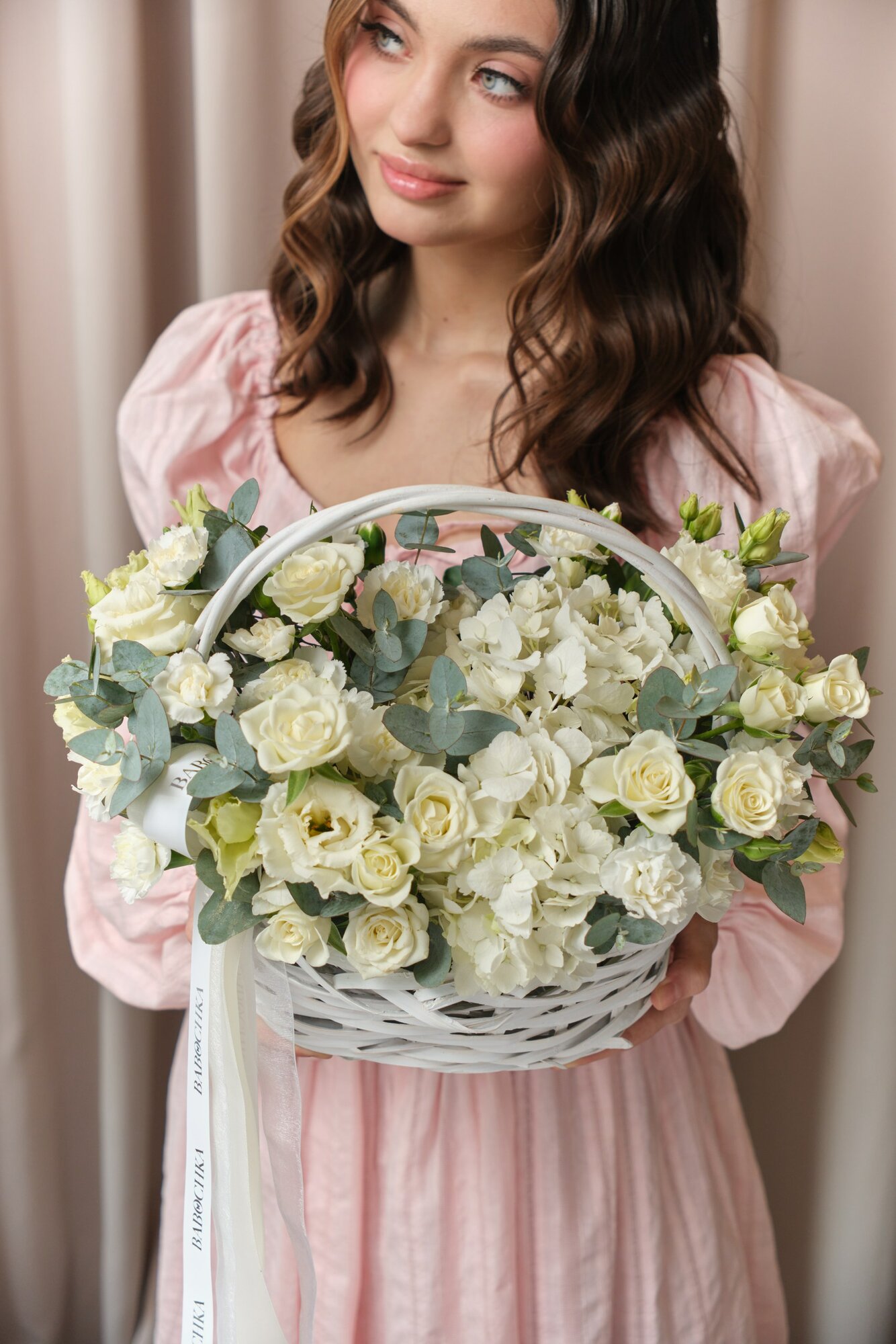 Корзина с цветами. Белоснежная роза и гортензия с веточками эвкалипта и ажурный эустомой