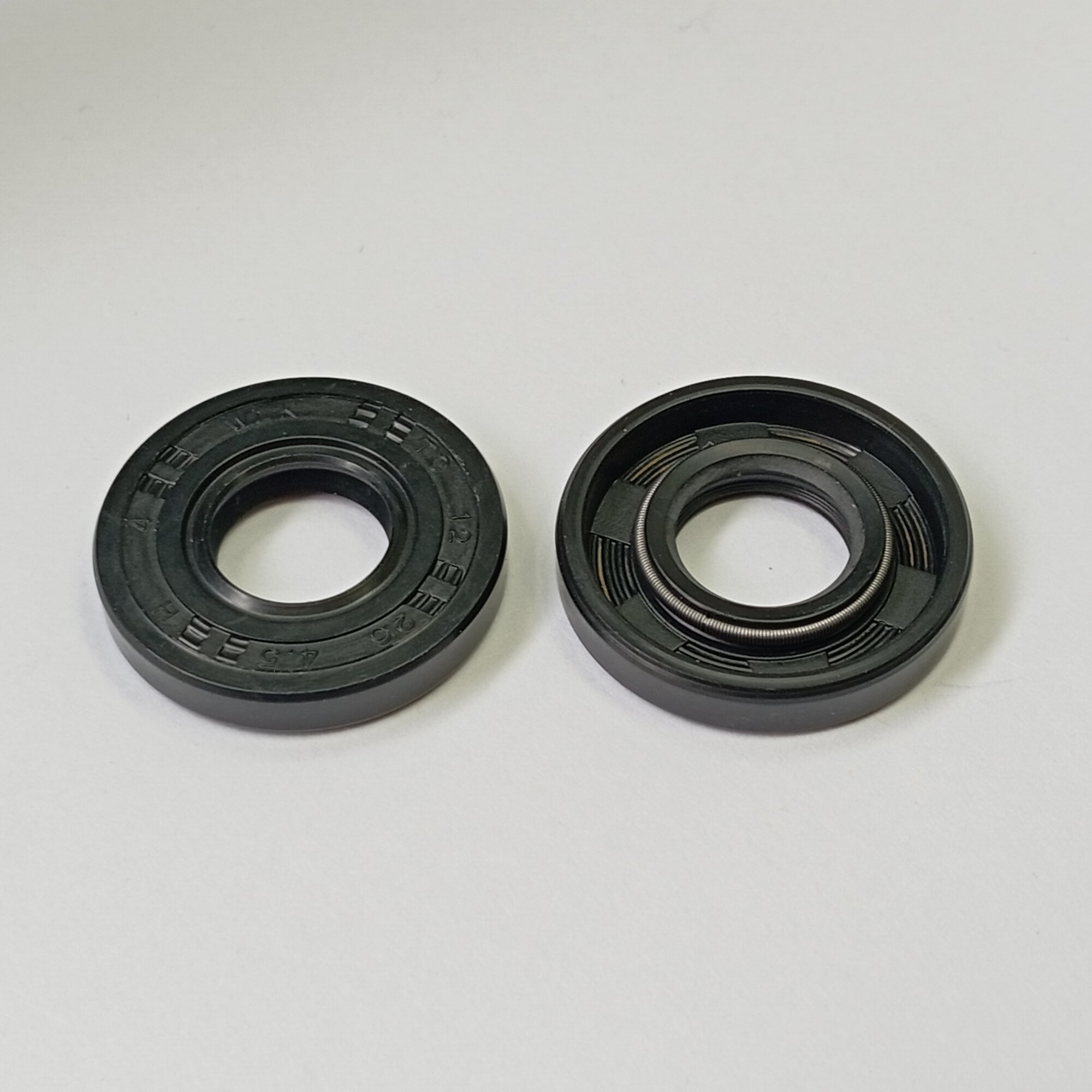 Сальник 12x26x4.5 TC NBR 70-C-C WLK маслобензостойкий с пыльником (манжета армированная)