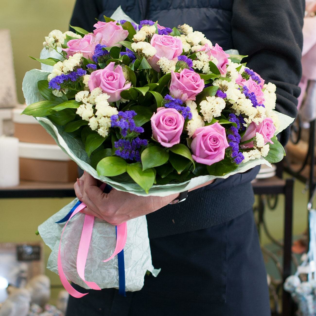 Букет цветов Charlotte "Пряные специи", розы Аква, статица, зелень, высота 60 см