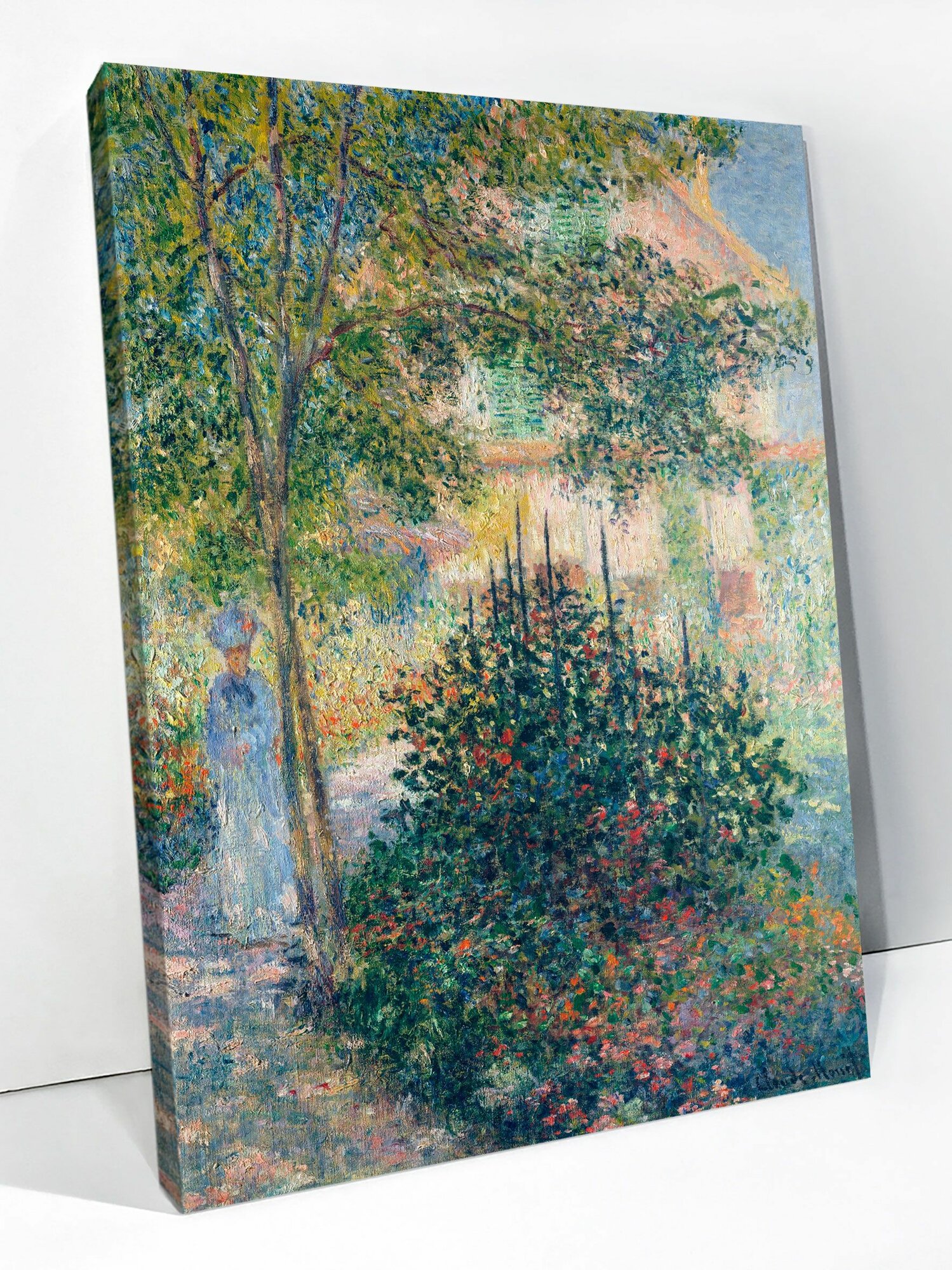 Картина Клод Моне Камилла Моне в саду дома в Аржантее на холсте 30х40см