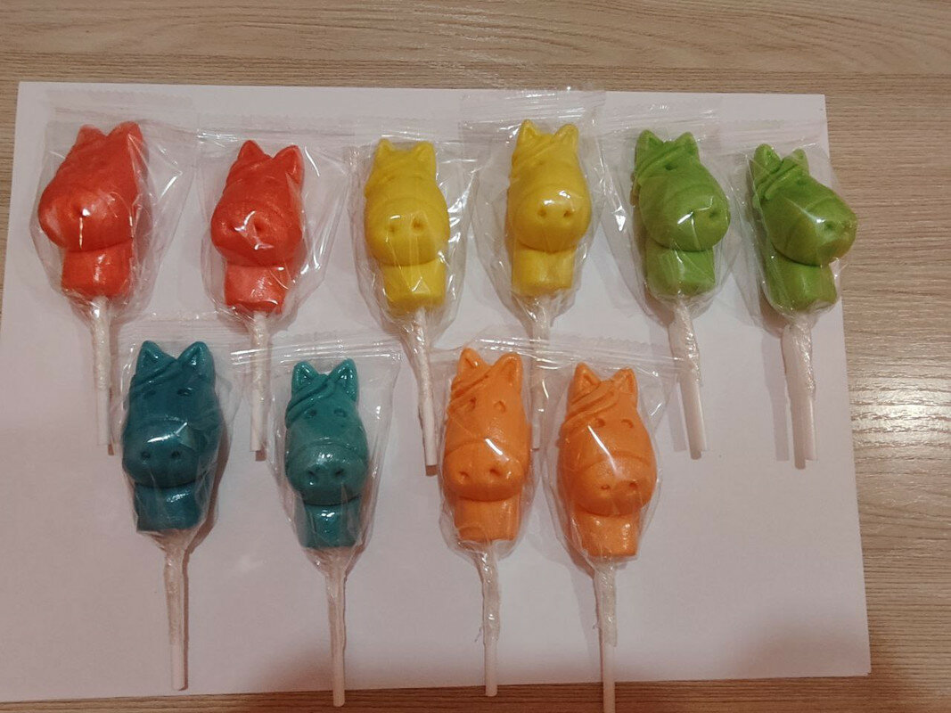 Карамель леденцовая голова лошади символ 2026 года (10шт по 25гр). Набор конфет, трости, леденцы ассорти вкус яблоко, клубника, банан, маракуйя в подарок на Новый год, Рождество, украшение на елку