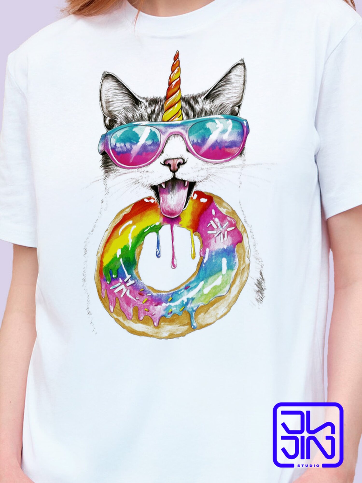 Футболка классическая женская с авторским принтом Кошка с мемами в радужных очках и пестрым пончиком смешная яркая, белый хлопковый трикотаж с прикольным рисунком на груди