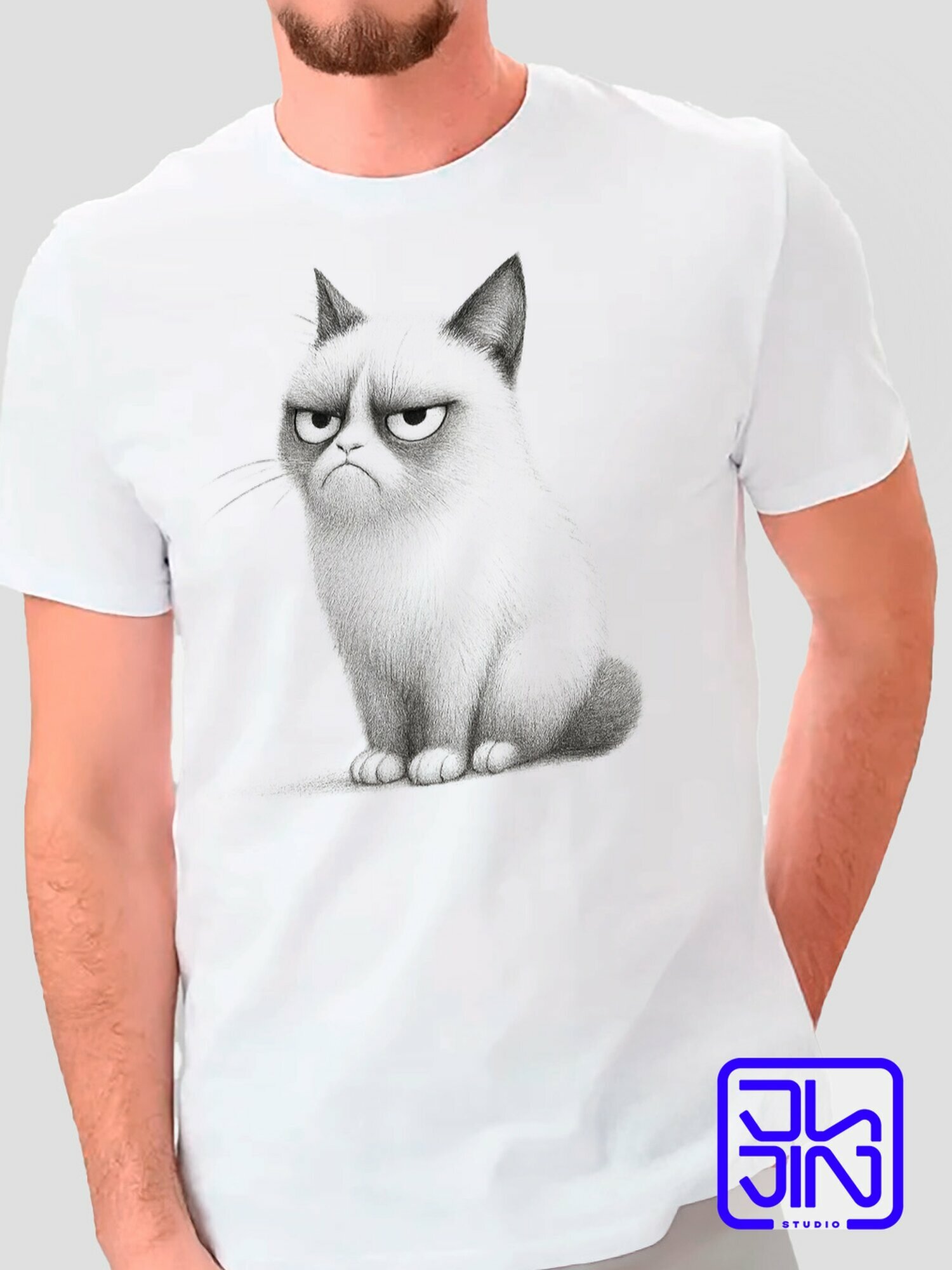 Футболка классическая мужская с авторским принтом Черно белый минималистичный портрет кошки с мемами, смешной белый рисунок, белый хлопковый трикотаж с прикольным рисунком на груди