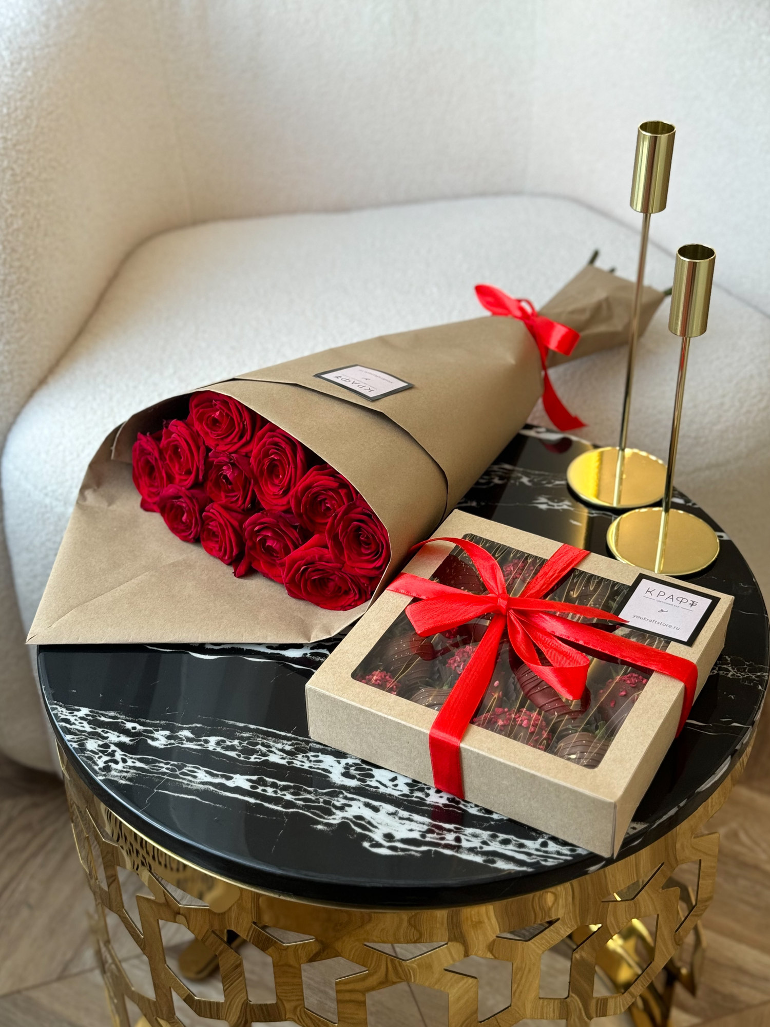 Комбо "Цветочный бар Крафт", букет роз и клубника в шоколаде