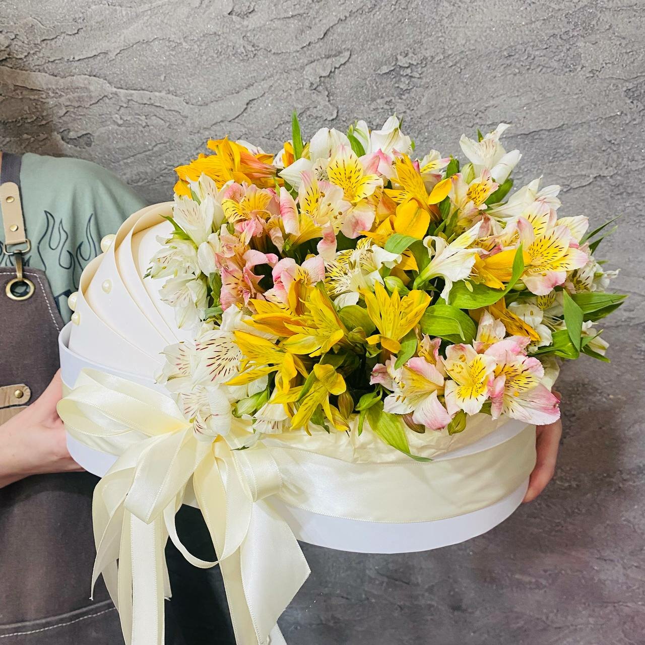 Букет на выписку из роддома в люльке. Букет альстромерий в колыбели на рождение малыша