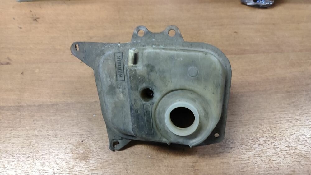 Расширительный бачок Audi 80 B3 893121407