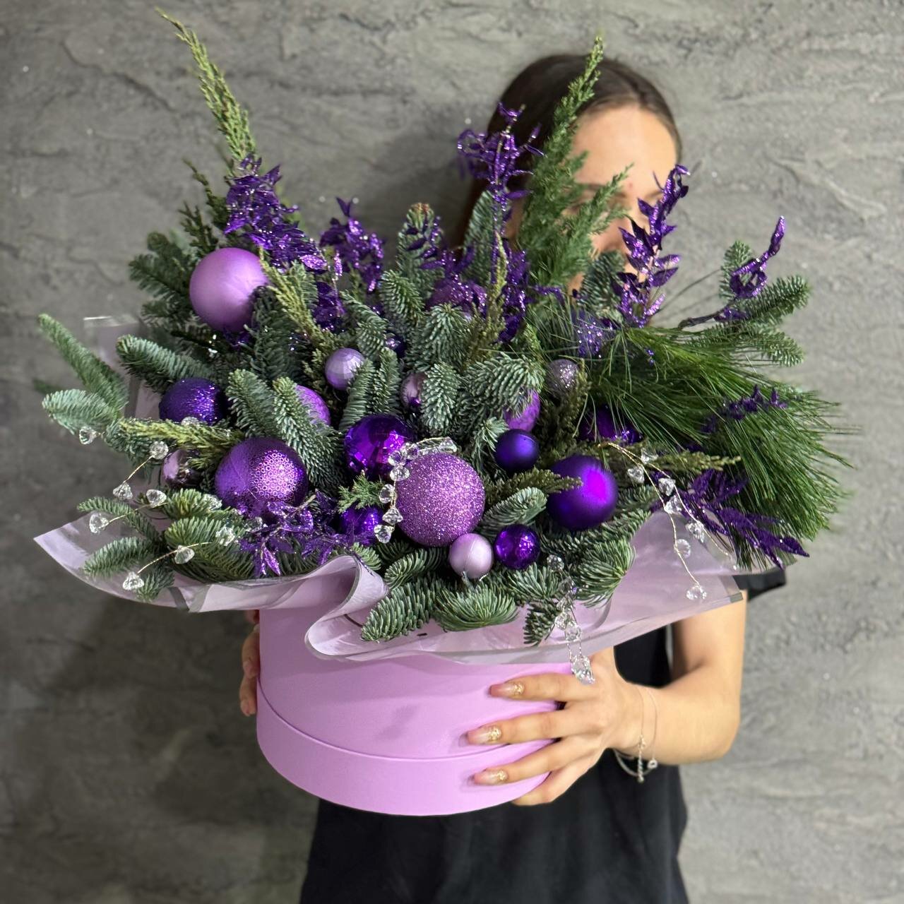 Новогодний букет из натуральной хвои нобилис, кипарис, можжевельник в шляпной коробке. Зимний букет