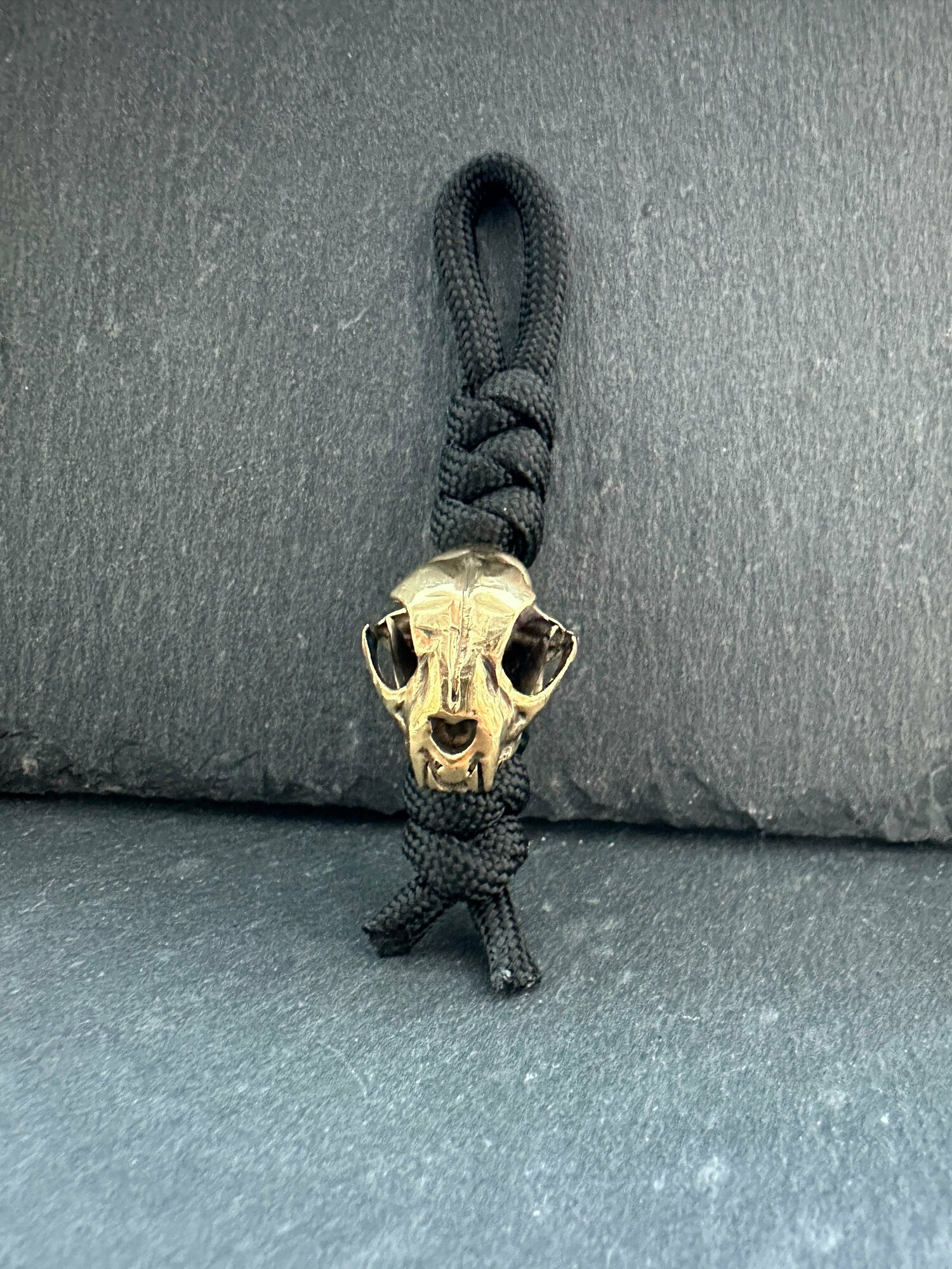 Темляк с латунной бусиной Череп барса