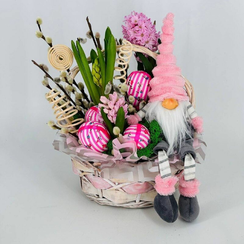 Первоцветы с вербой, комнатные растения, подарок на Пасху. Ароматные гиацинты с игрушкой гном