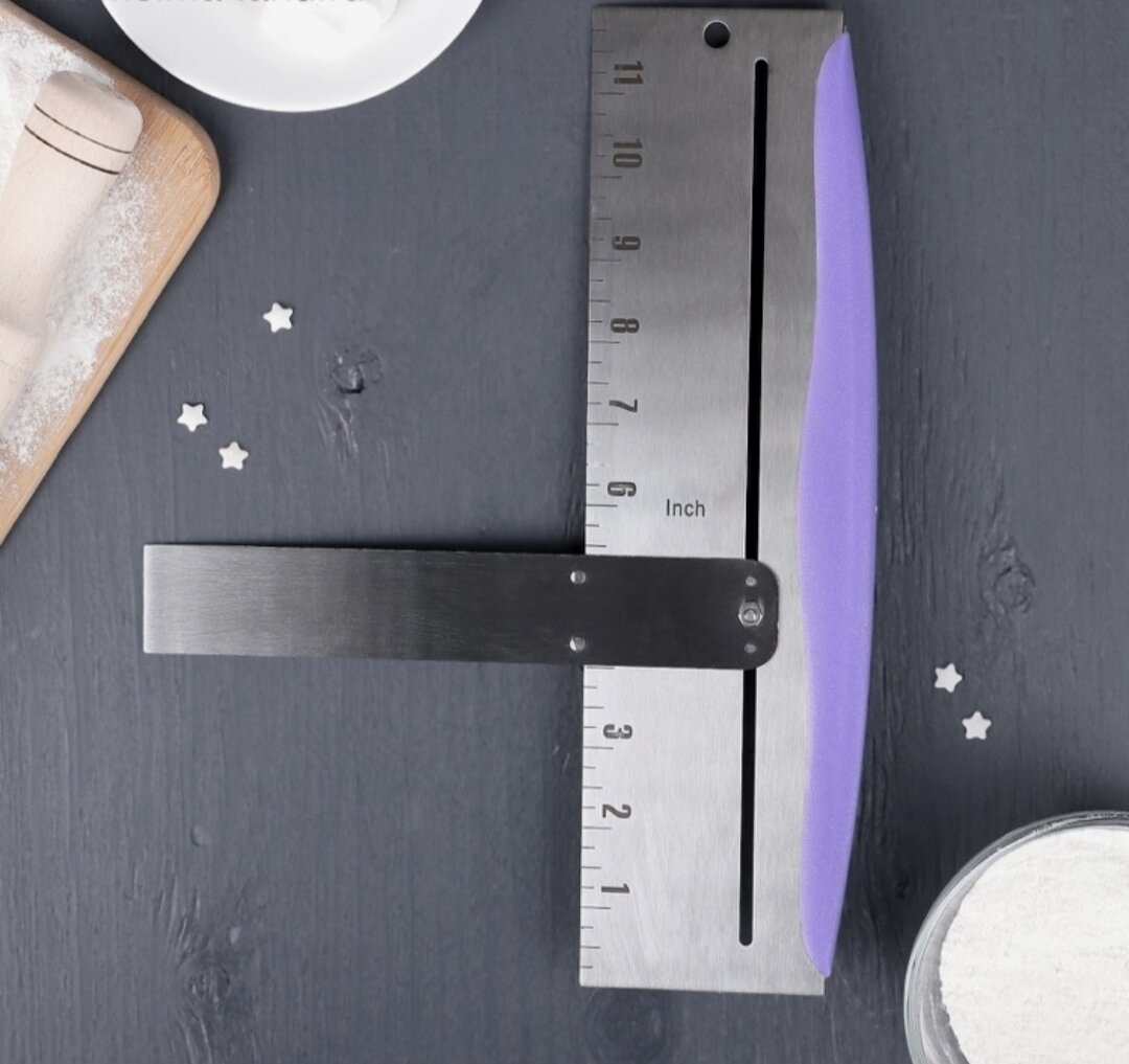 Угловой кондитерский шпатель из металла