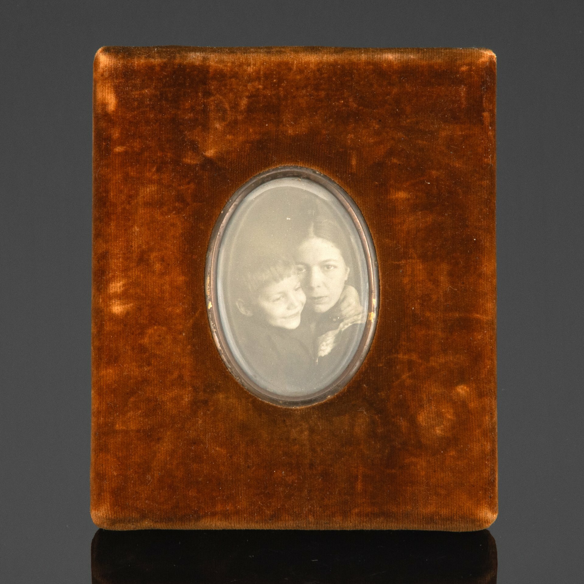 Рамка для фотографий, латунь, дерево, велюр, Российская империя, 1900-1920 гг.