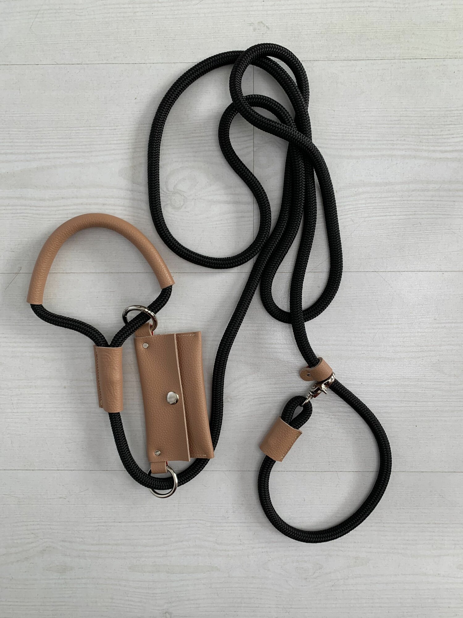 Поводок для собак мелких и средних пород с контейнером для пакетов и удавкой, бежевый