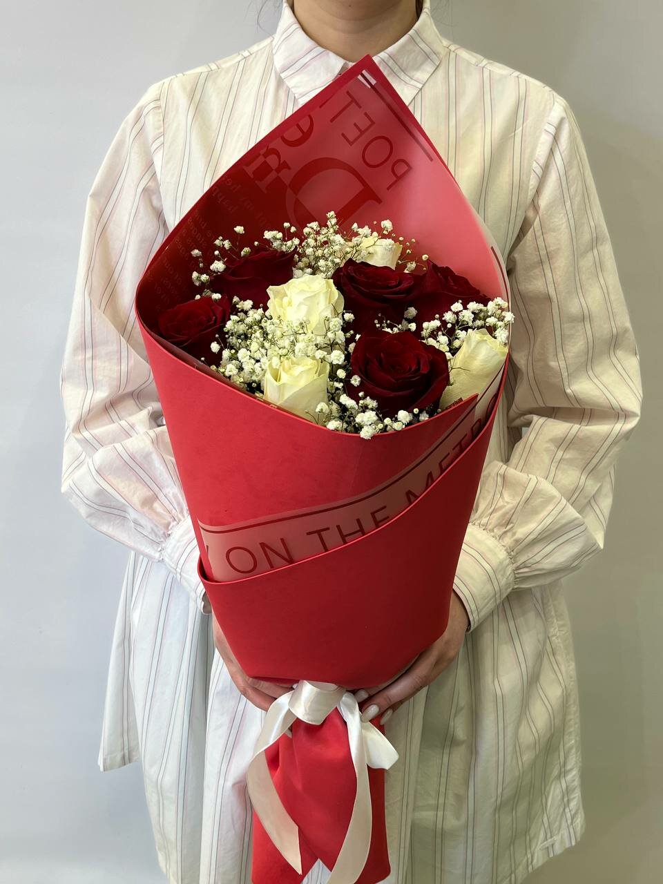 Букет Romashka "Купидон", монобукет, розы, гипсофила, высота 40 см, 7 штук