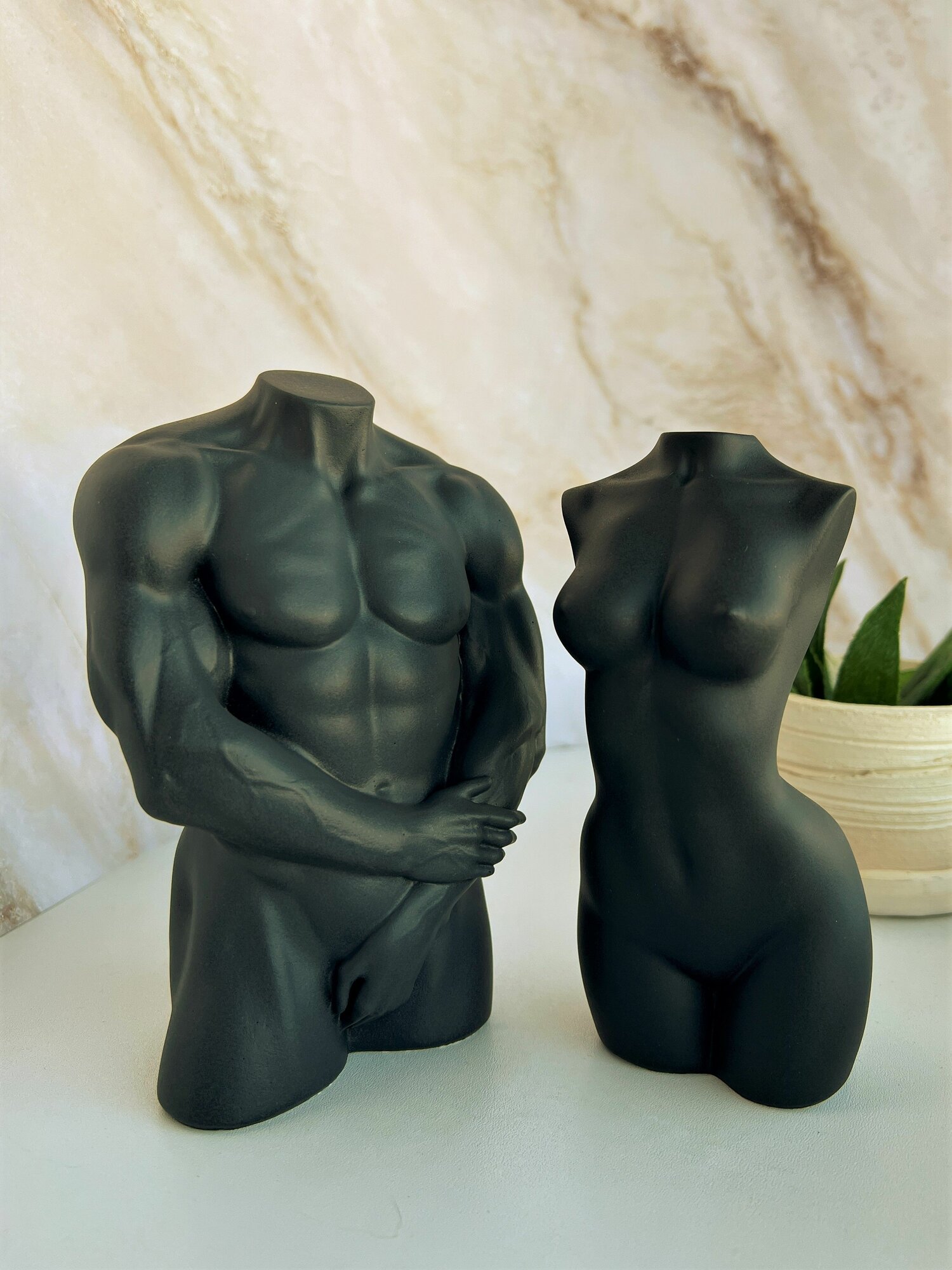 Набор статуэток мужское и женское тело цвет черный. Гипс. Высота 17 см.