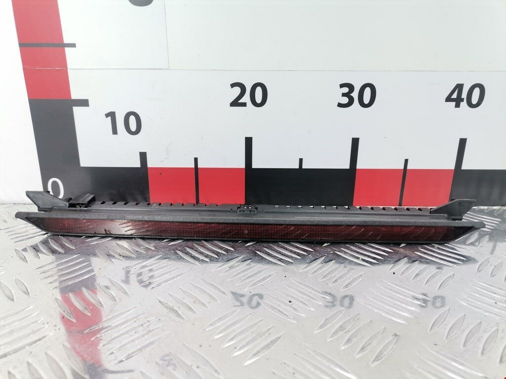 Фонарь дополнительный тормозной (стоп-сигнал) Volkswagen Golf 4 1J6945131C арт. 1563744