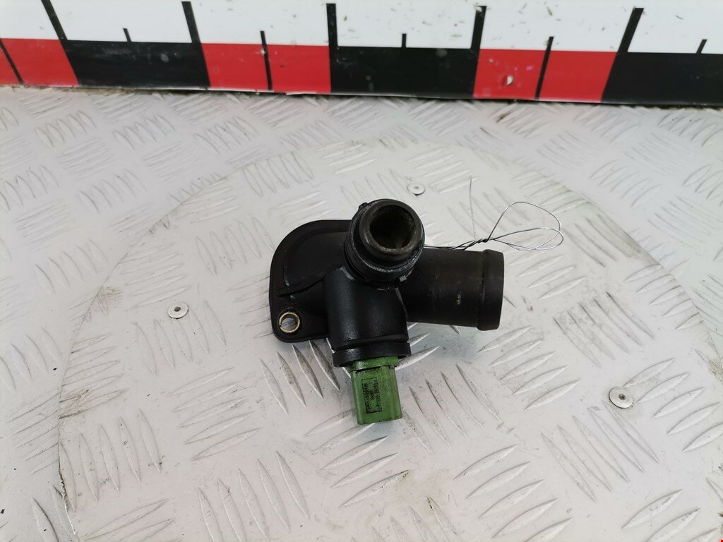 Фланец (штуцер системы охлаждения тройник) Volkswagen Passat 5 06B121132H арт. 1508597