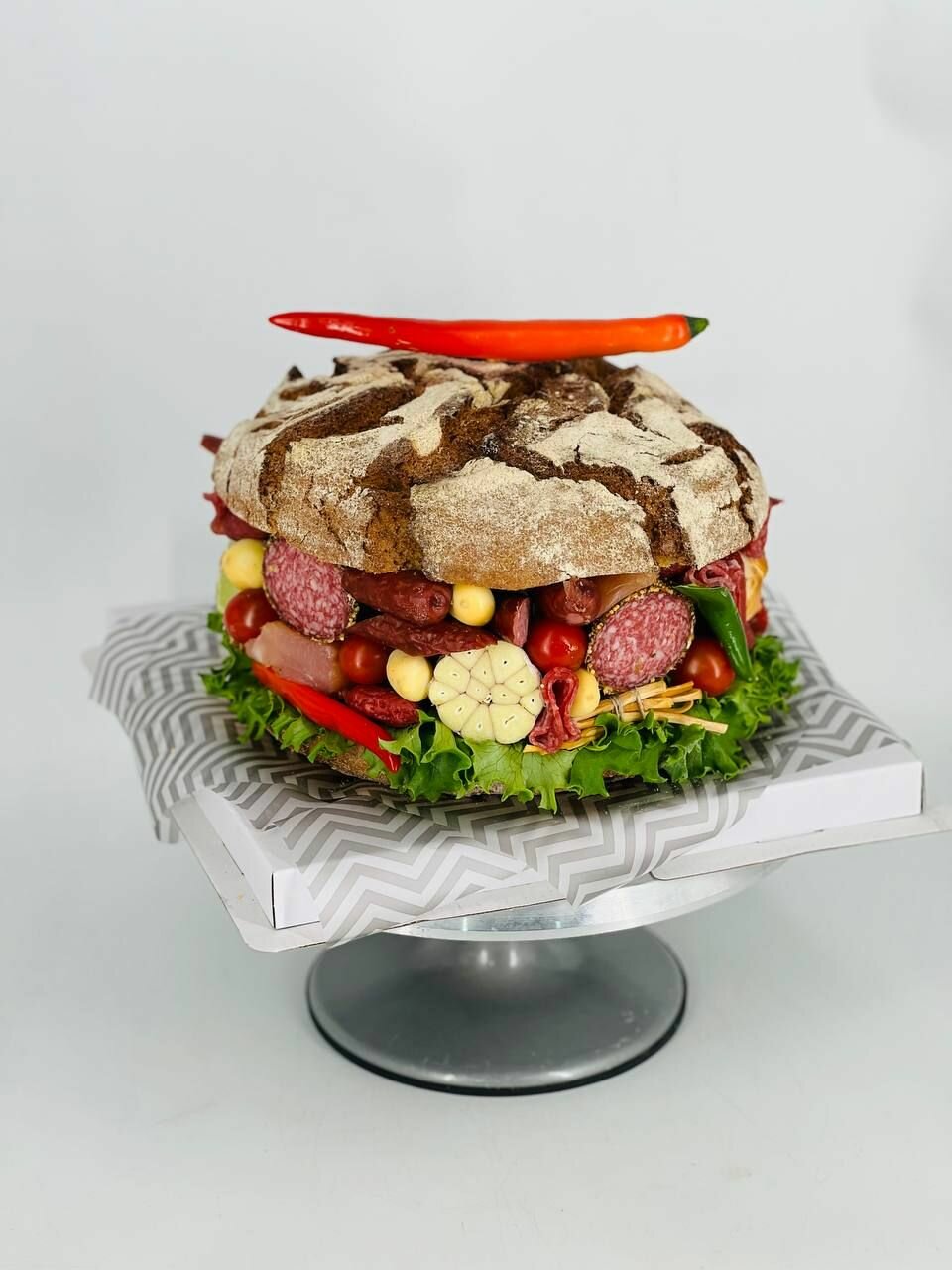 Гигантский Бургер, букет из колбасы