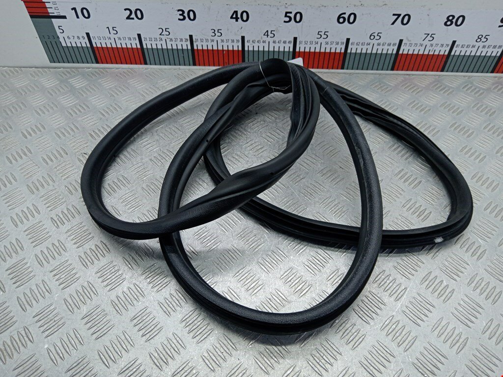 Уплотнитель двери Peugeot 307 9023KF арт. 2110691