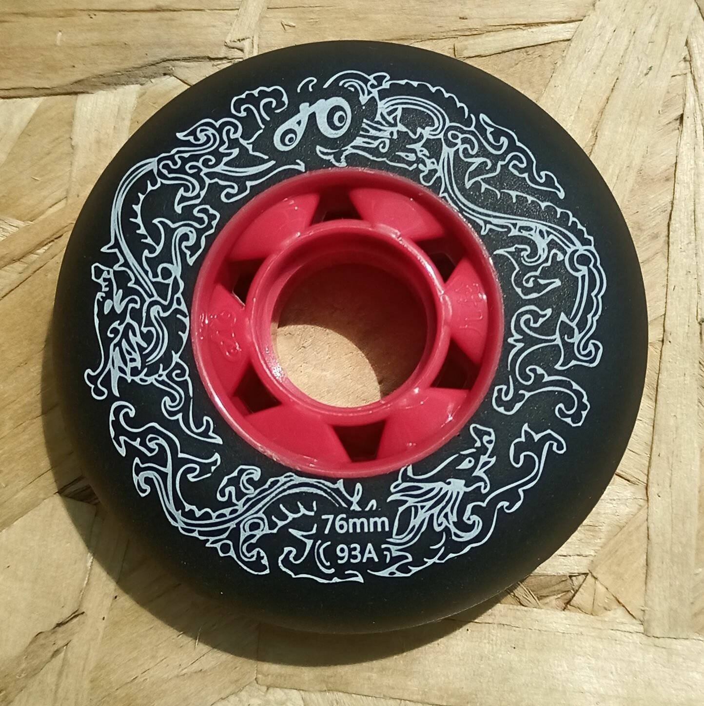 Колеса для роликов Dragon 76мм. Черного цвета с красной ступицей жесткость 93а. 8шт