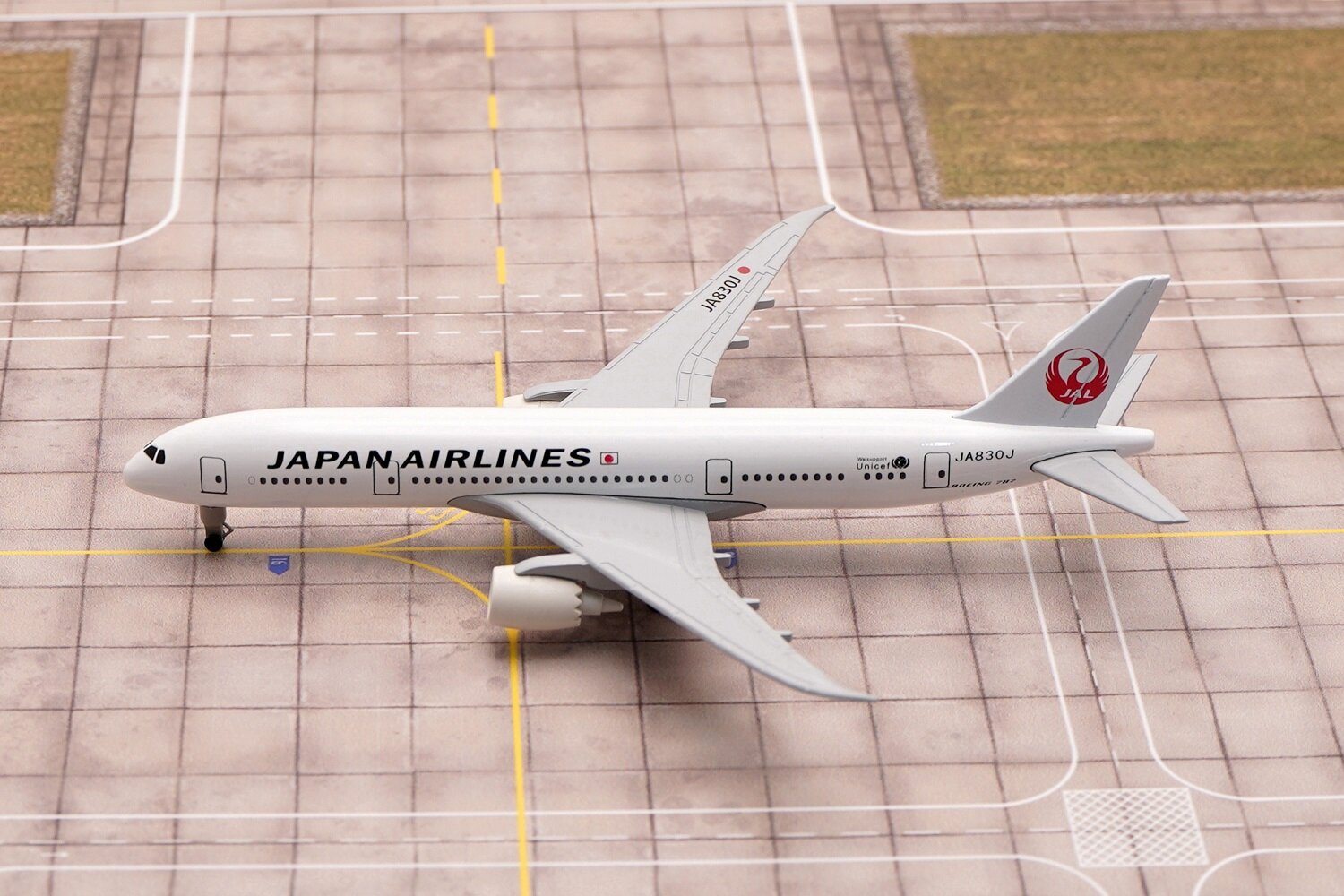 Модель самолёта Боинг 787 авиакомпании Japan Airlines.